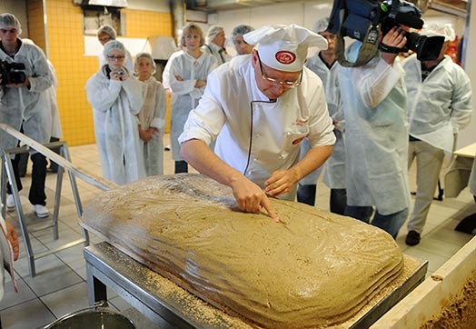 Izcepts Latvijas lielākais rupjmaizes kukulis. 73,1 kilograms. FOTO ...