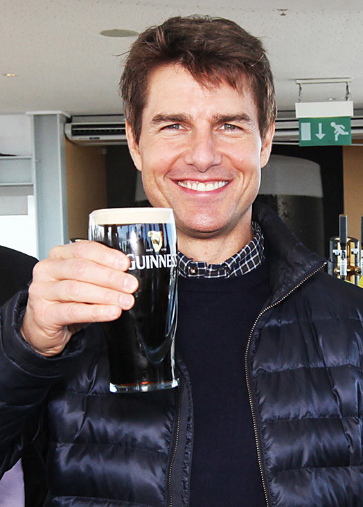 Toms Krūzs kāri dzer "Guinness" alu. FOTO