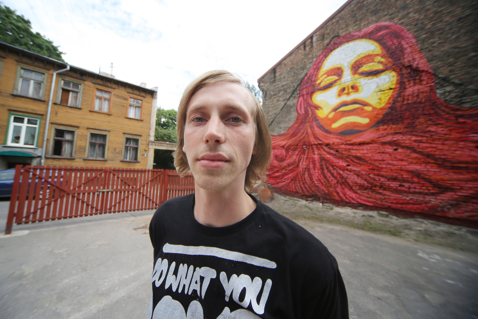 Kas ir Dainis Rudens, Latvijā lielākā sienu gleznojuma autors?