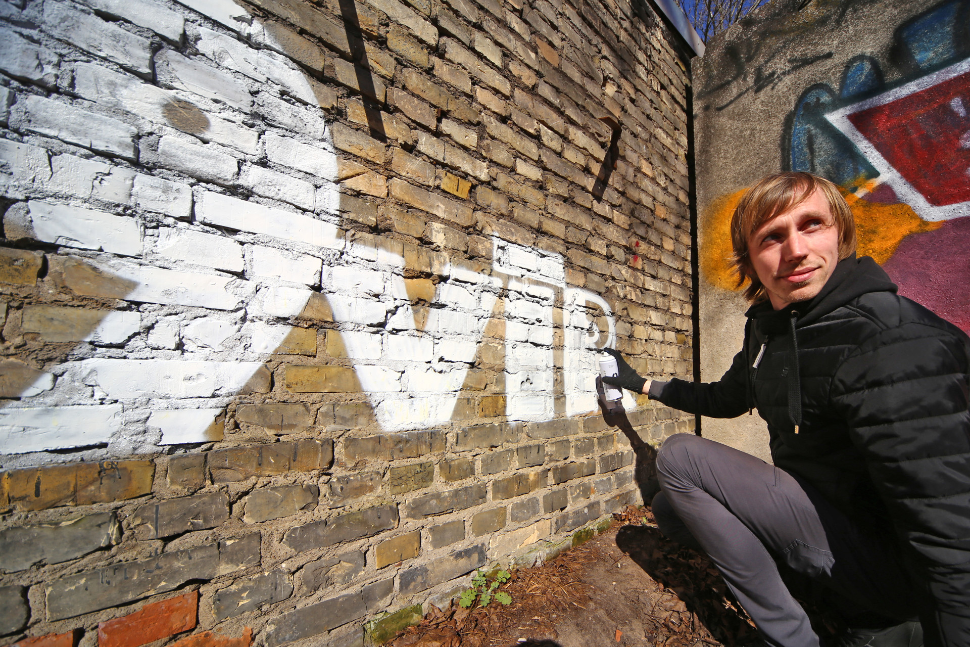 Kas ir Dainis Rudens, Latvijā lielākā sienu gleznojuma autors?