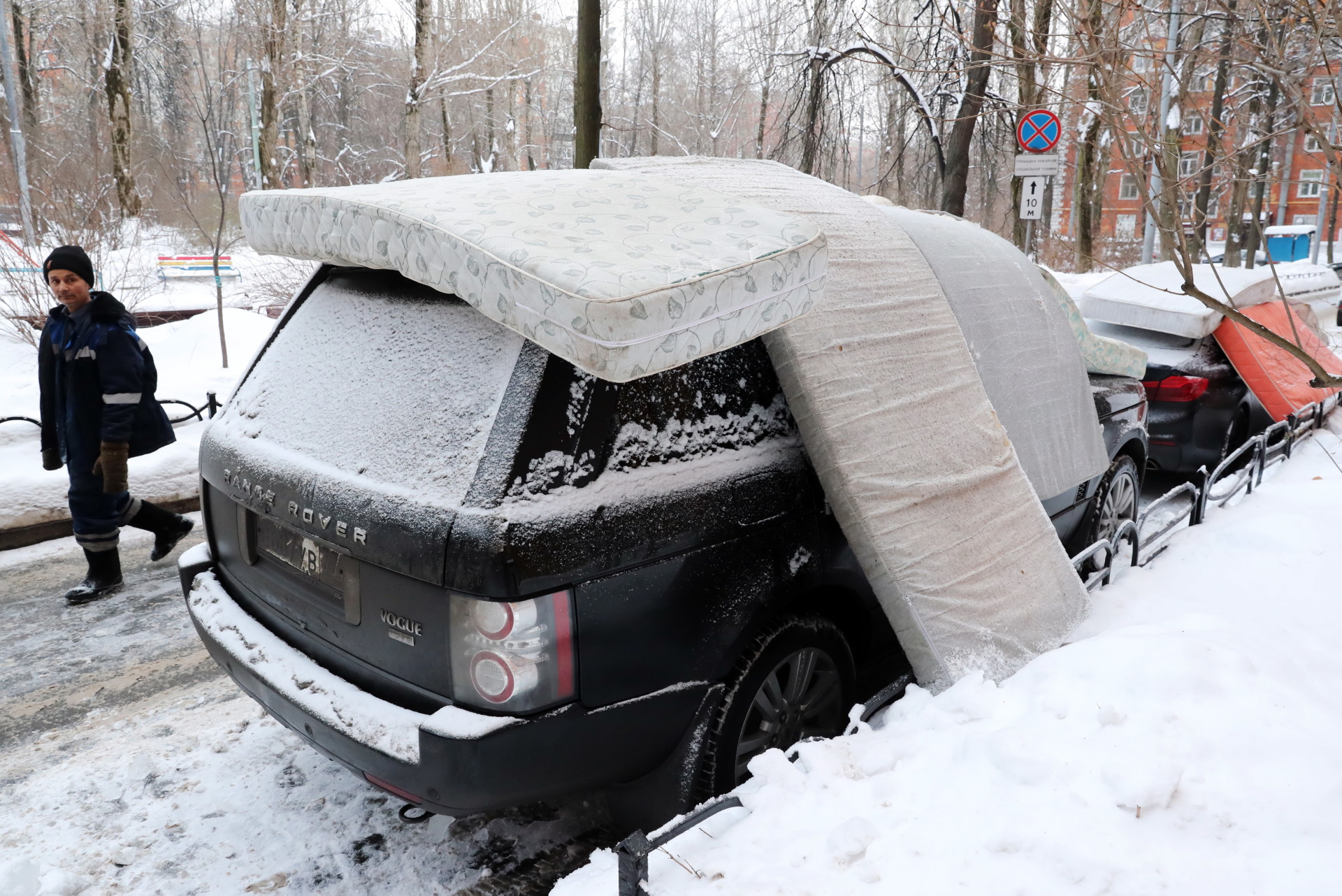 Vīrieti Maskavā nonāvē no jumta krītošs milzīgs ledus gabals - Jauns.lv