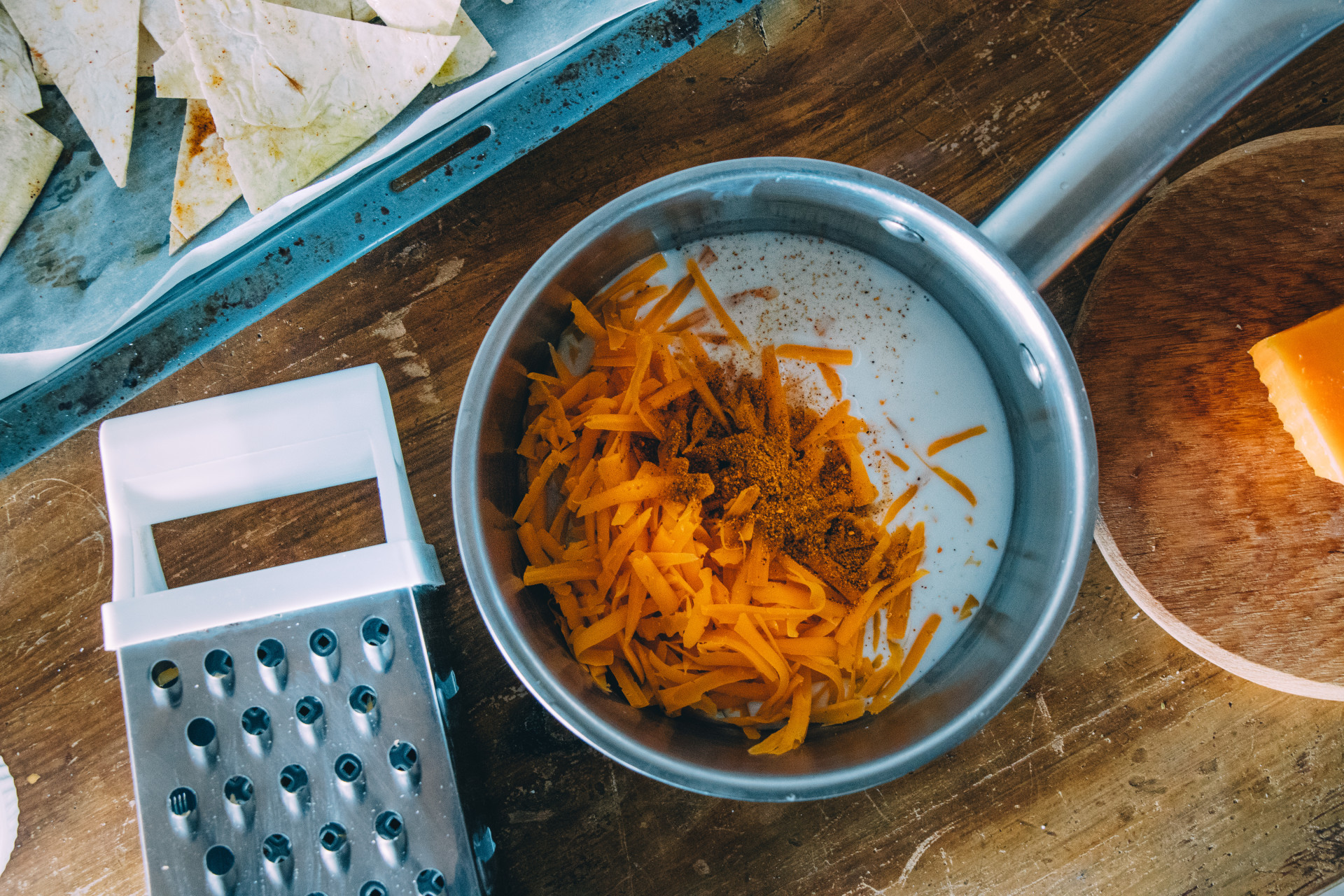 Lavaša čipsi ar Čederas siera mērci - Jauns.lv