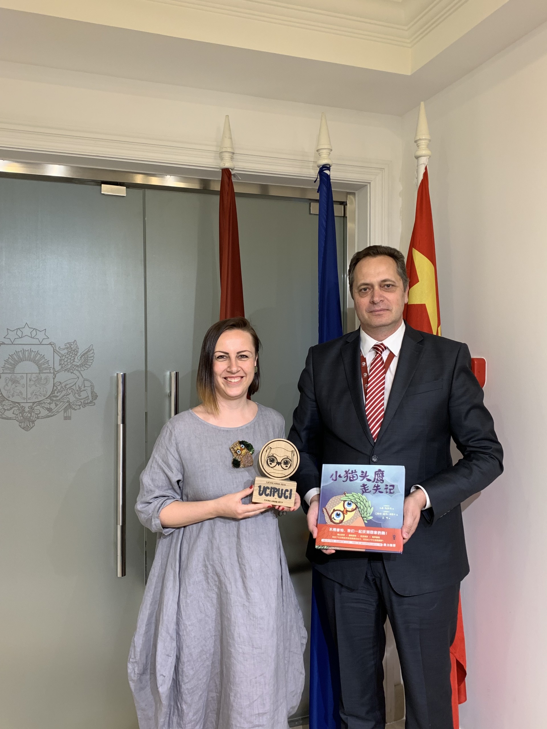 Pūcīte Ucipuci un Zane Zusta iepriecina arī ķīniešu bērnus | Jauns.lv