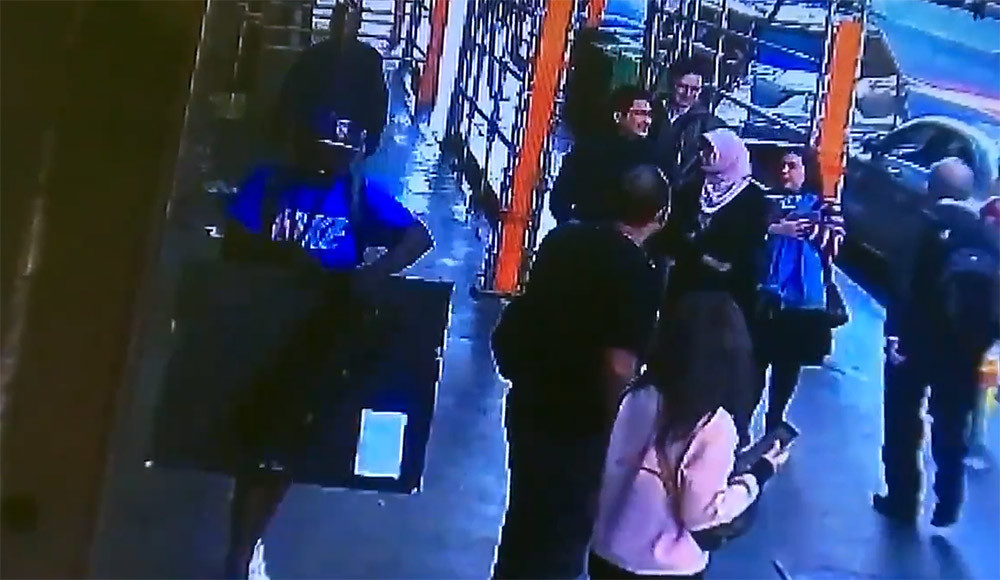 VIDEO: nofilmēts zaglis, kurš 30 sekundēs nozaga Salvadora Dali gravīru ...