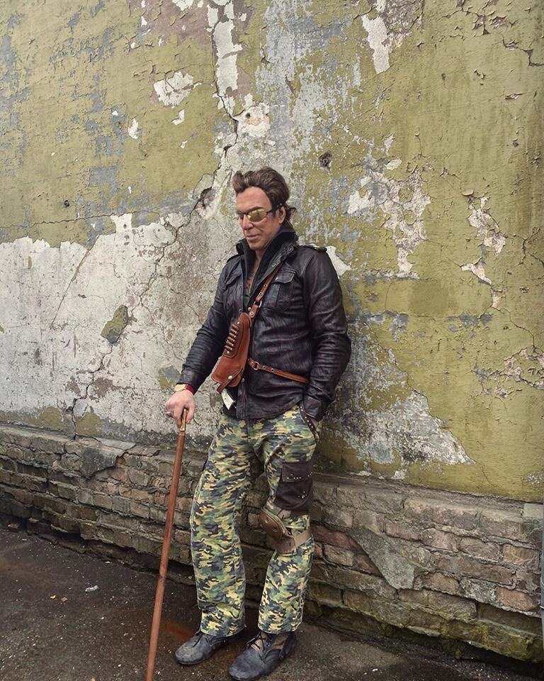 Leģendārā Holivudas zvaigzne Mikijs Rurks šovakar bēdīgs Rīgā - viņam ...