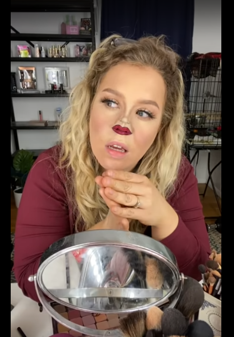 Vai nākotnes meikaps? Grima māksliniece "paceļ" lūpas uz deguna, radot ...