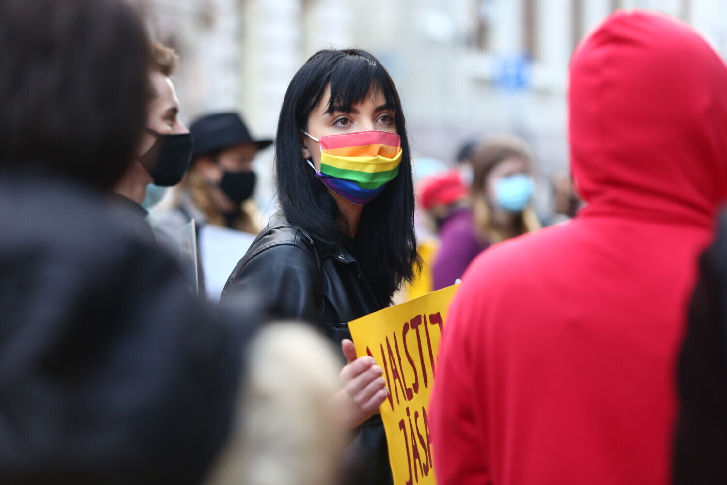 Video: viendzimuma pāru aizstāvji vēlreiz sanāk piketēt pie Saeimas ...