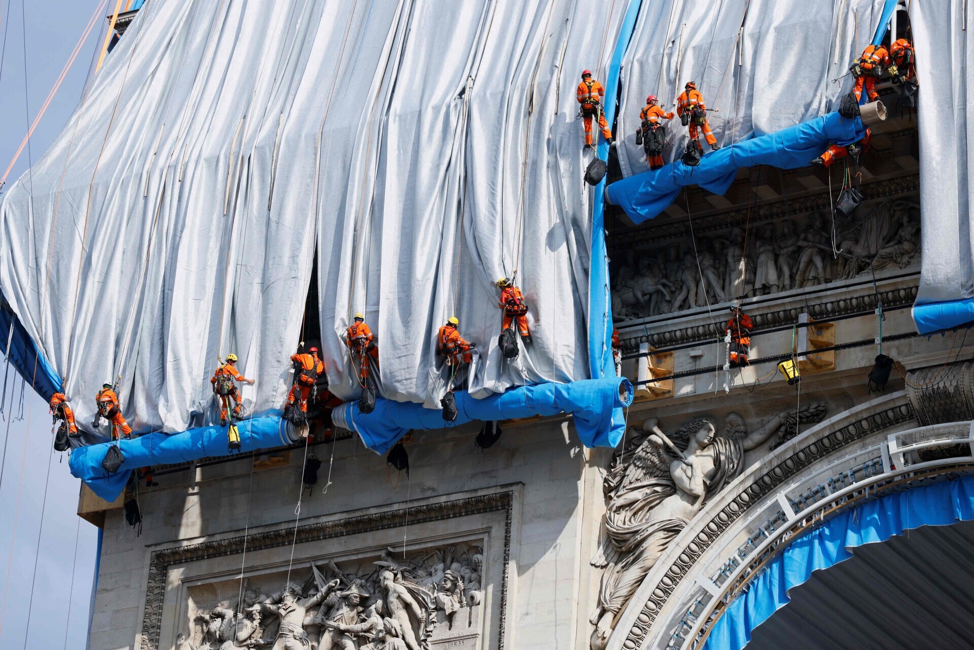 Vai atpazīsti slaveno pieminekli? Parīzes Triumfa arka "apģērbta" līdz ...
