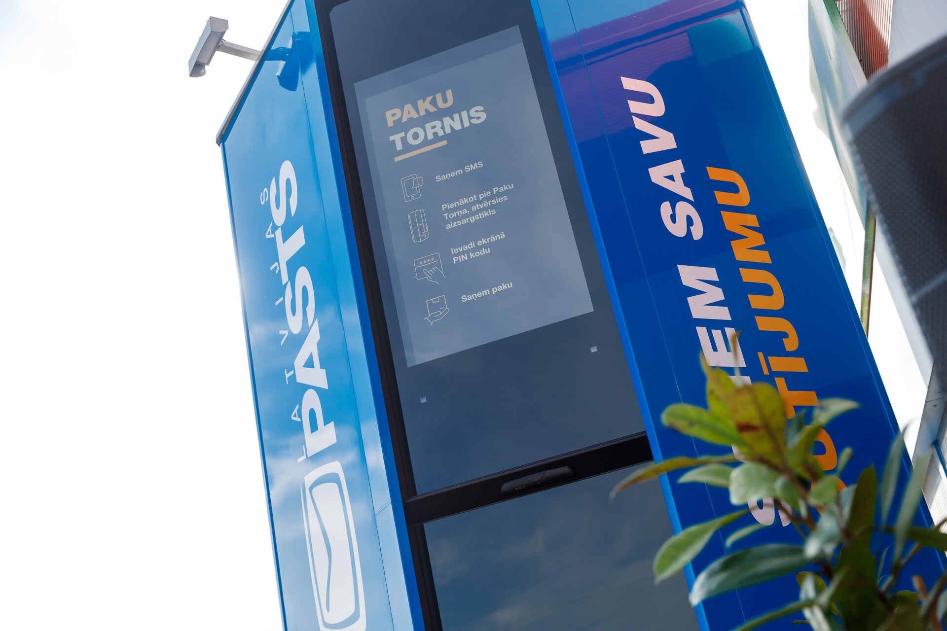 FOTO: "Latvijas Pasts" atklāj Latvijā pirmo paku torni