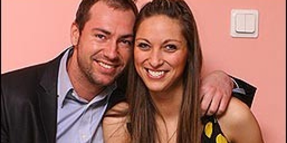 Andulis Vitte dzied serenādes Ņikonovu ģimenes dvīnei