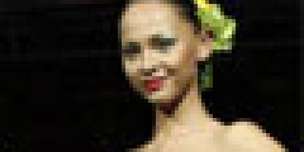 Skaistumkaralienes defilē dārzeņu kleitās