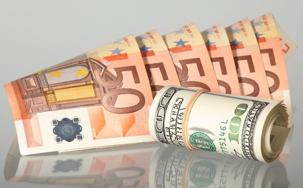 ASV dolārs kļūst vērtīgāks pret eiro