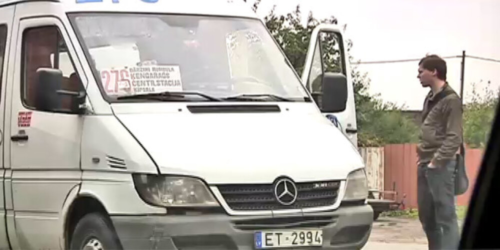 276. mikroautobusa vadītāji brauc un biļetes pārdod, kā grib. VIDEO
