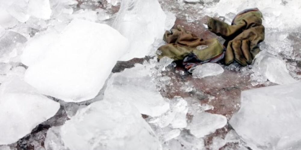 Jaunietim no jumta uzkrīt ledus gabals; vairākiem cilvēkiem traumas uz ...