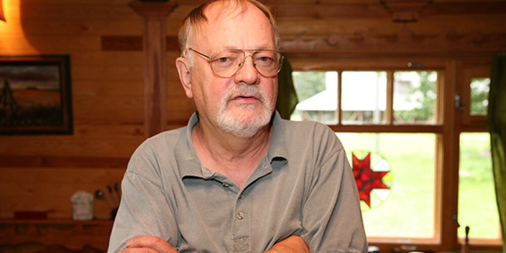 Austris Grasis dzīvo meža vidū un uztraucas par latviešu valodu. FOTO
