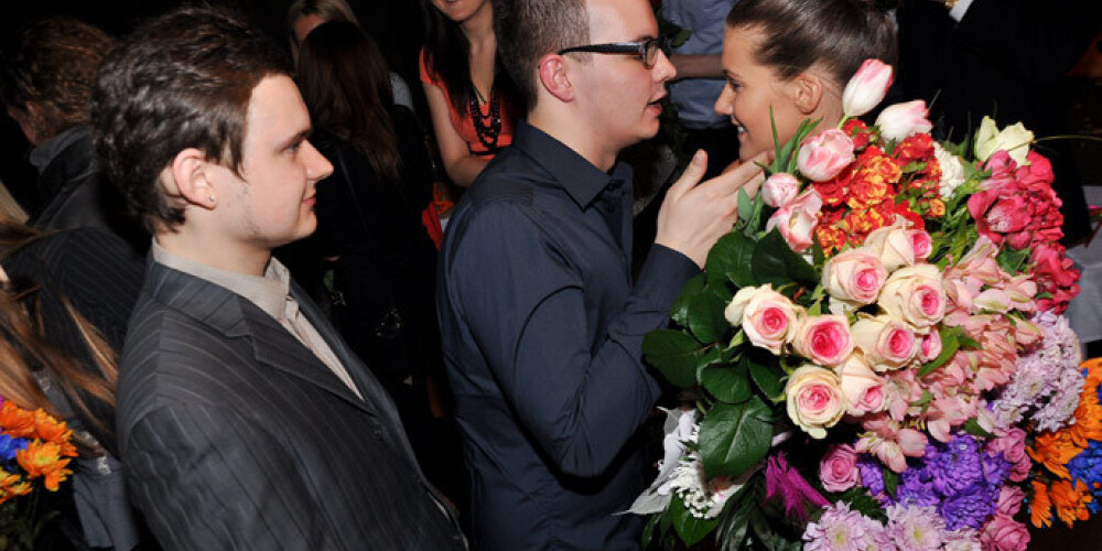 Marta Ritova videoklipa prezentācijā saņem tikpat daudz ziedu, cik ...