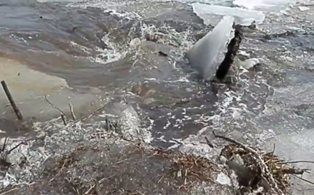 IESPAIDĪGS VIDEO. Dvietes upes atvars sevī ierauj milzīgus ledus gabalus