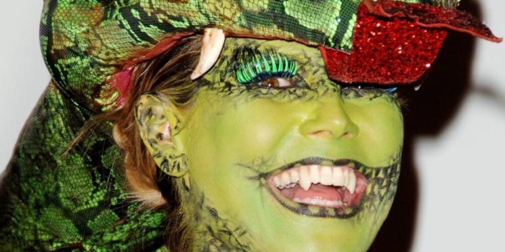 Halovīna karaliene Heidija Kluma pārtop par pāvu ar 10 cilvēku svītu ...