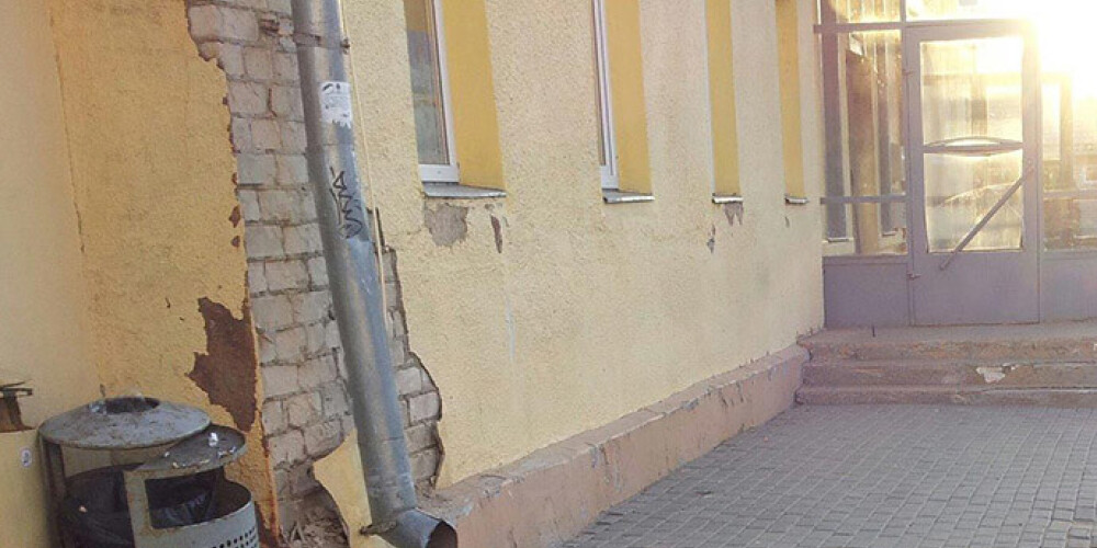 Rēzeknes autoosta atsāk darbu pussabrukušā ēkā. FOTO