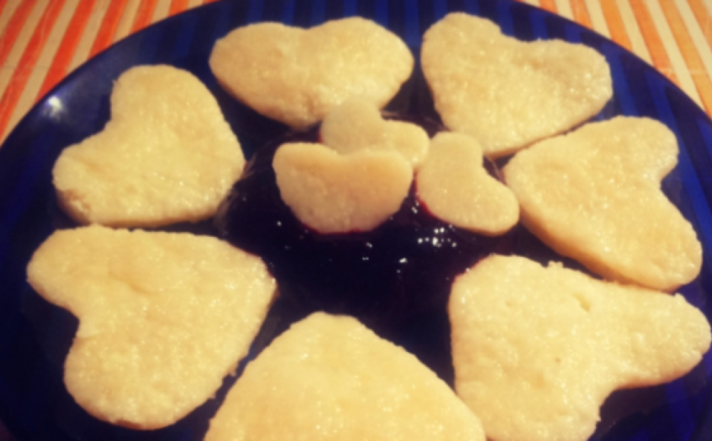 Saldās biezpiena klimpas ar vaniļas mērci vai ogu ķīseli