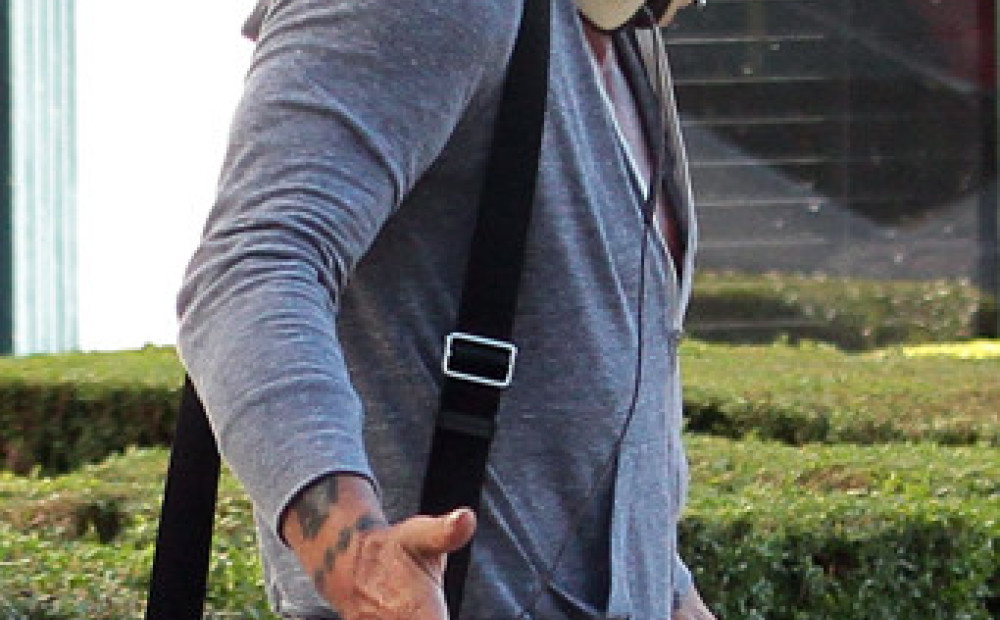 Mikijs Rurks iziet ielās apspīlētās sporta biksēs. Viss redzams kā uz ...