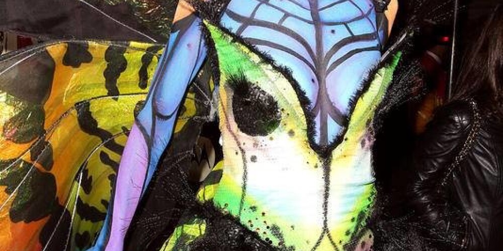 Halovīna karaliene Heidija Kluma pārtop par pāvu ar 10 cilvēku svītu ...