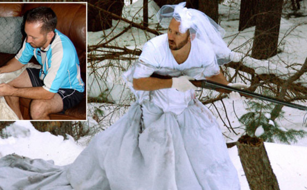 Aizvainojums… Tā pamestais vīrs piesmej sievas kāzu kleitu. FOTO | Jauns.lv