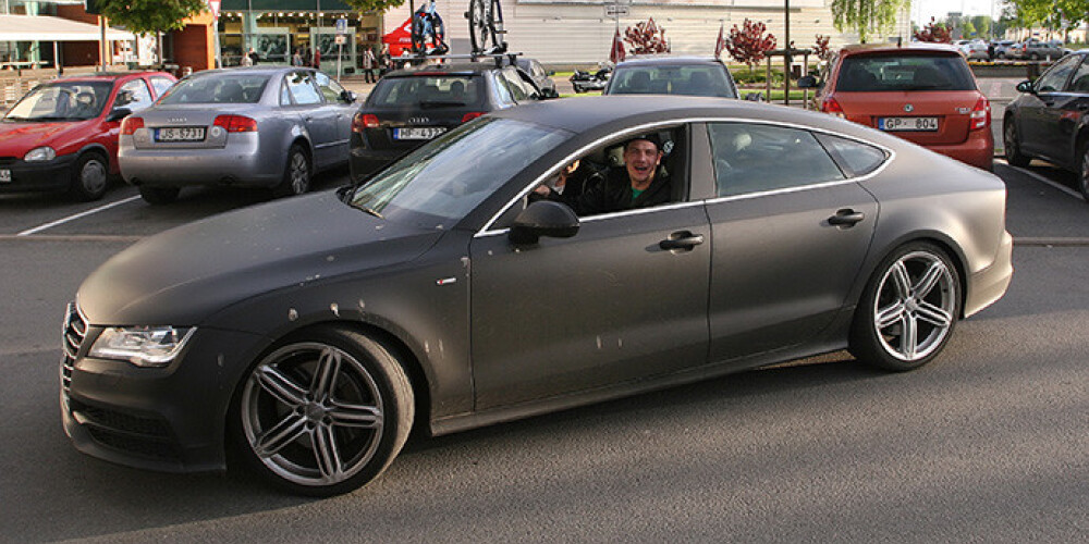 Lūk, kāda ir Mika Indraša pirmā automašīna. FOTO