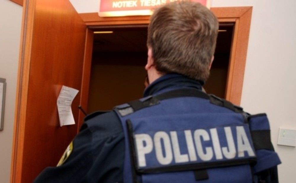 Par pedofiliju aizturētais trolejbusa vadītājs ir bijušais policists