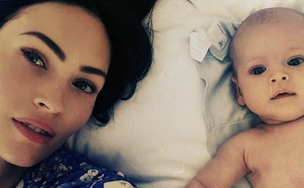 Megana Foksa pirmoreiz parāda divus mēnešus veco dēlu. FOTO | Jauns.lv