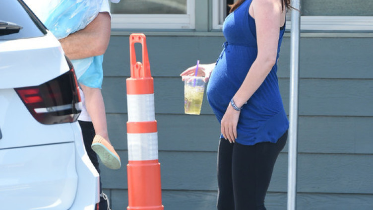 Megana Foksa pirmoreiz parāda divus mēnešus veco dēlu. FOTO | Jauns.lv