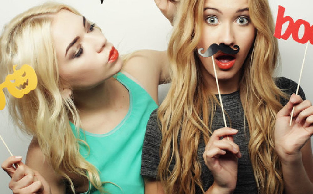 Pusaudzis dodas uz ballītēm. Priecājies par savu lielo bērnu un ...