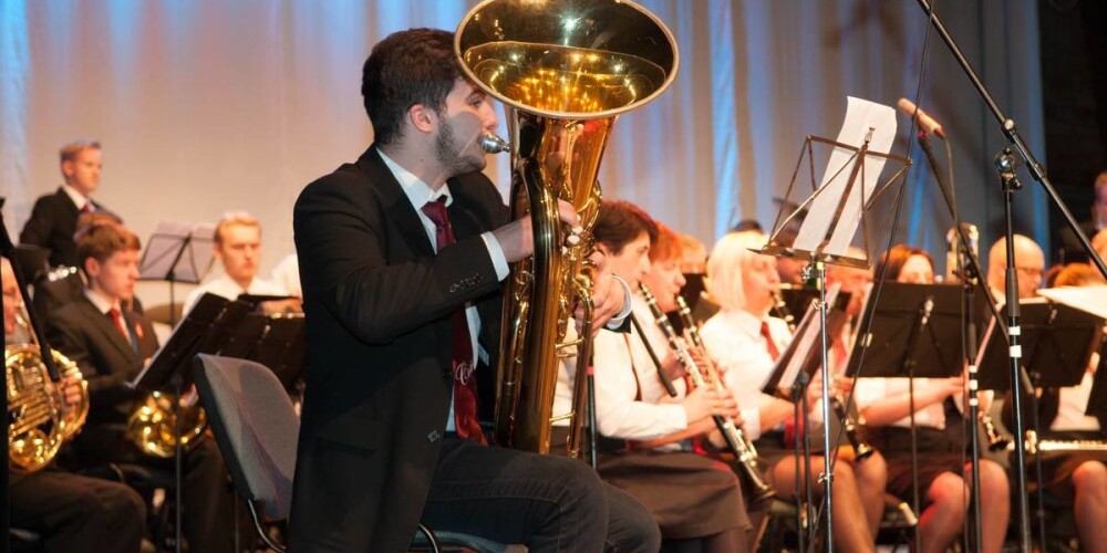 Pūtēju orķestris "Cēsis" piedalās koncertā "Latvijai - 98" Cēsu ...