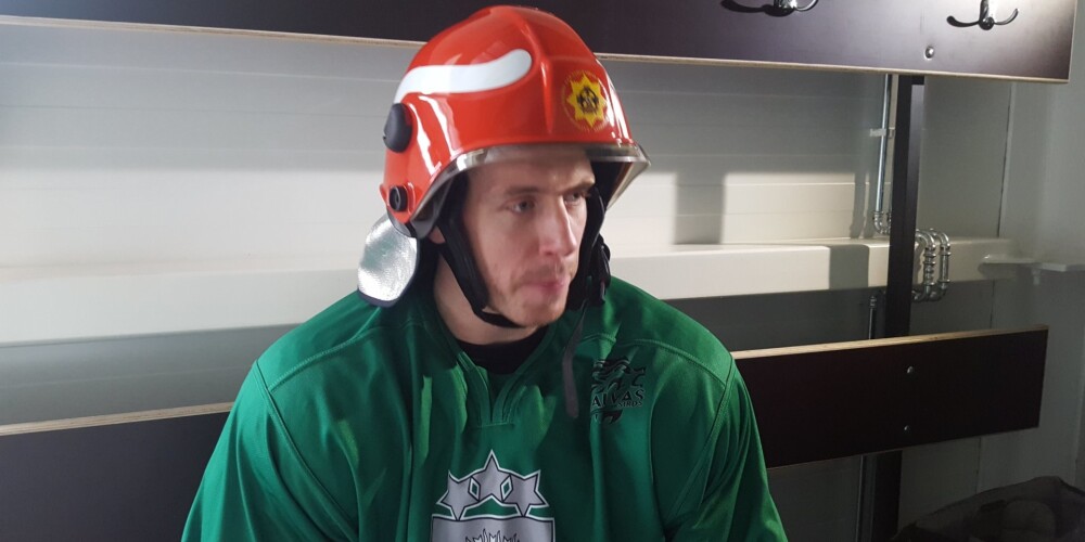 Gints Meija saņem no Hārtlija ugunsdzēsēja ķiveri; izlasei jauns ...