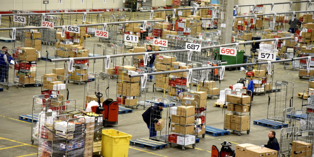 Tā izskatās plašajā "Rimi" loģistikas centrā, no kura preces nonāk veikalos