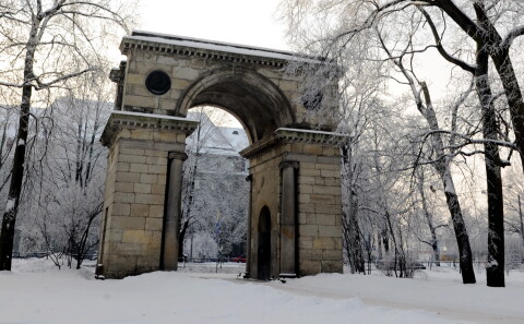 Rīgā par 121 000 eiro plāno restaurēt Aleksandra triumfa arku Viesturdārzā