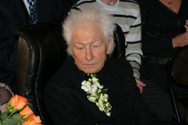 Nekronēts tautas prezidents, dzejas superstārs, sabiedrības lauva ...