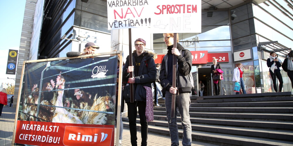 "Rimi" pakļaujas dzīvnieku aizstāvju spiedienam netirgot sprostos dētas ...