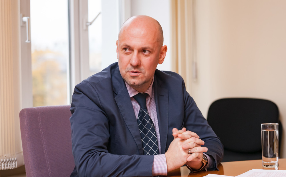 Atklāti par parādu atgūšanas aizkulisēm. Tiesu izpildītājs Spore ...