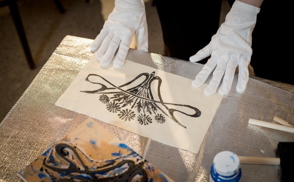 Auduma apdrukas māksla radošajā darbnīcā “Iepazīsti jūgendstila ornamentu”