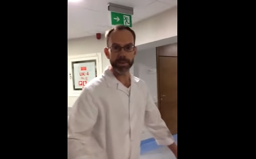 Tiesnesis Raimonds Buls darba laikā apgūstot māszinību profesiju un ...