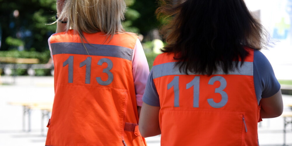 Pusaudzis Vidzemē ar siena dakšu caurdur sev pēdu