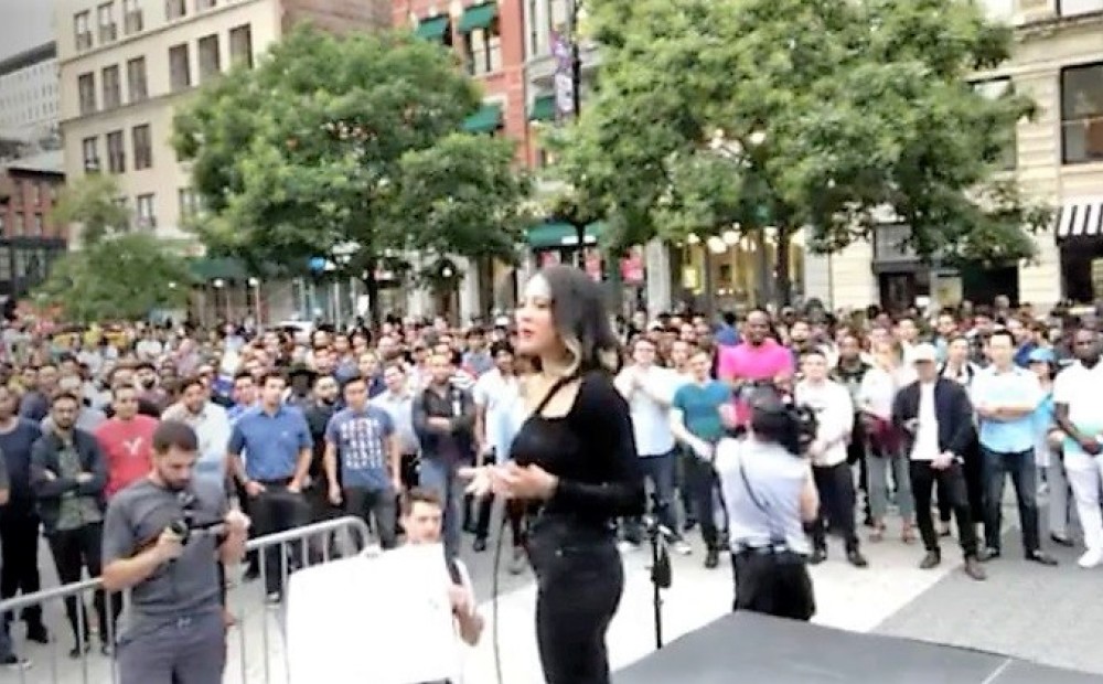 Amerikānietei izdodas uz randiņu vienlaicīgi uzaicināt vairākus simtus ...