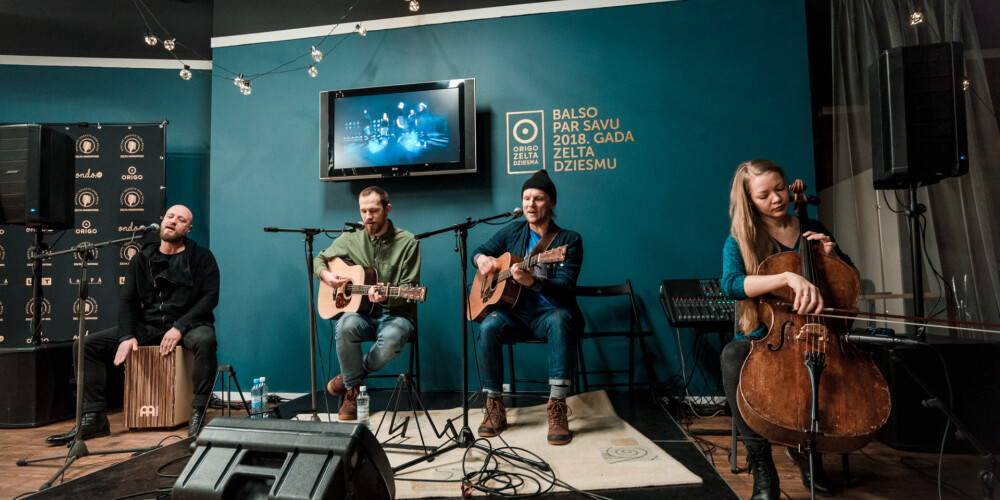 "The Sound Poets" pirms koncertiem ir īpašs rituāls. Viņi to sauc par ...