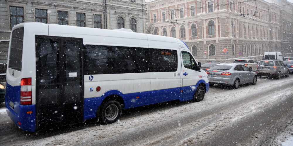 Rīgas mikroautobusos veic aptauju par "mikriņu" nepieciešamību ...