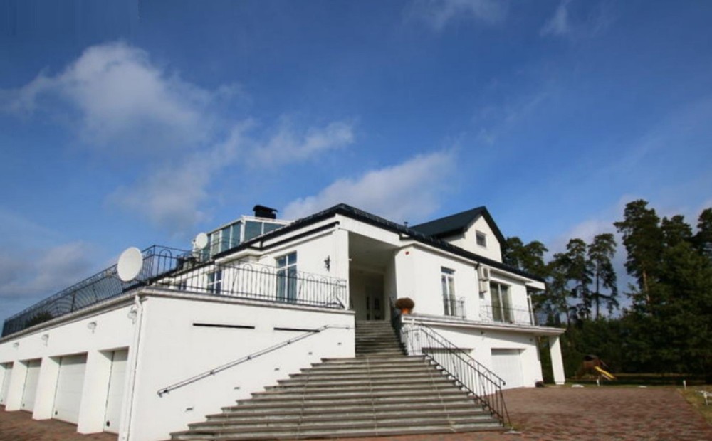 Hosama Abu Meri mītne "Berģu muižā" - Foto