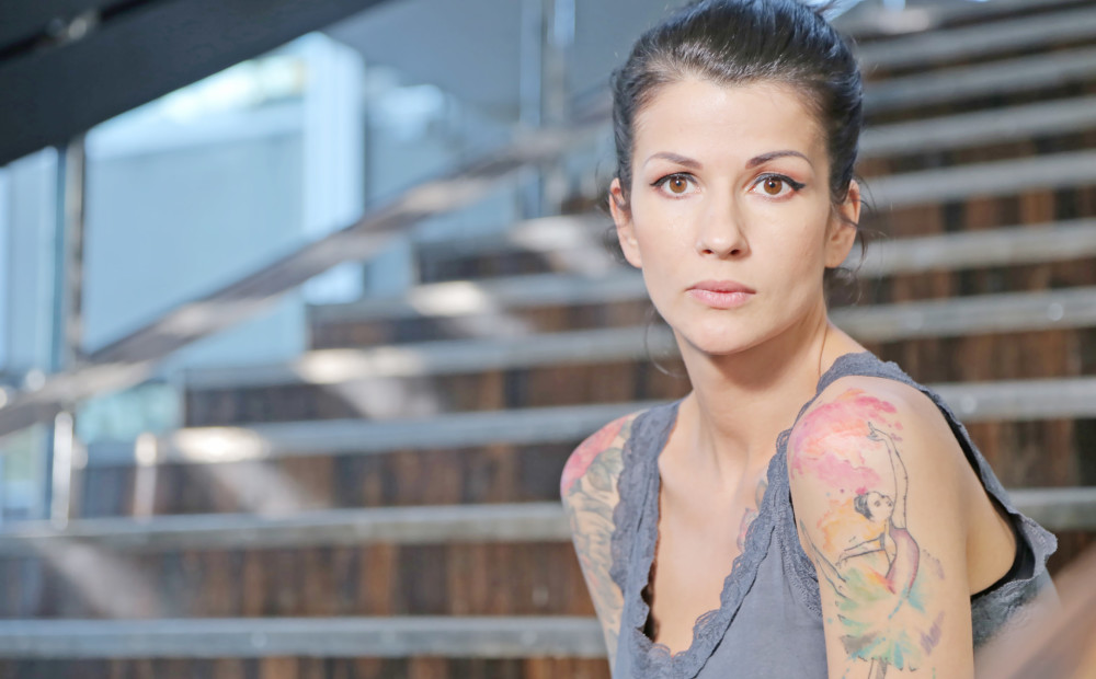 "Svingeru" zvaigzne Kristīne Belicka atkal brīva meitene