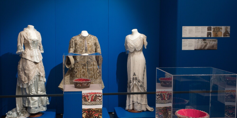 Restaurētas gleznas, krēsli, trauki un apģērbi: "Rīgas biržā" skatāma ...