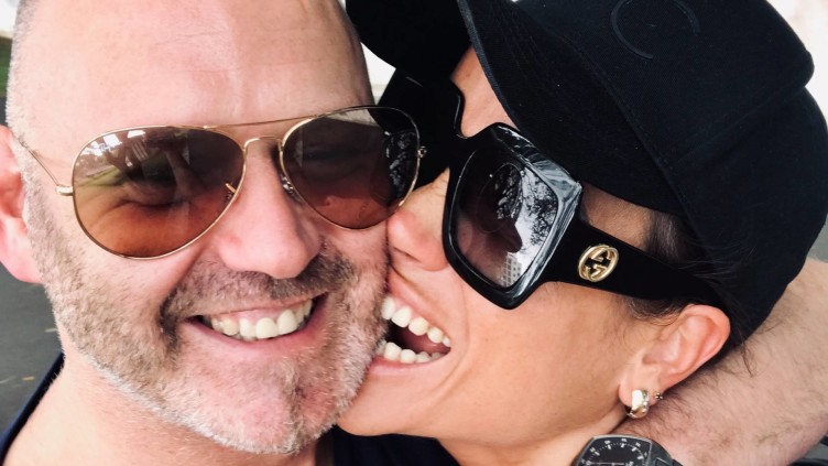 Aleksandra Kurusova mīlu atrod, Singapūrā taisot selfijus