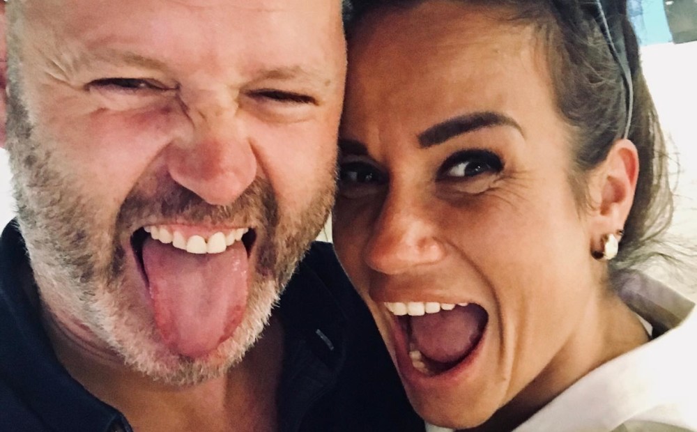 Aleksandra Kurusova mīlu atrod, Singapūrā taisot selfijus